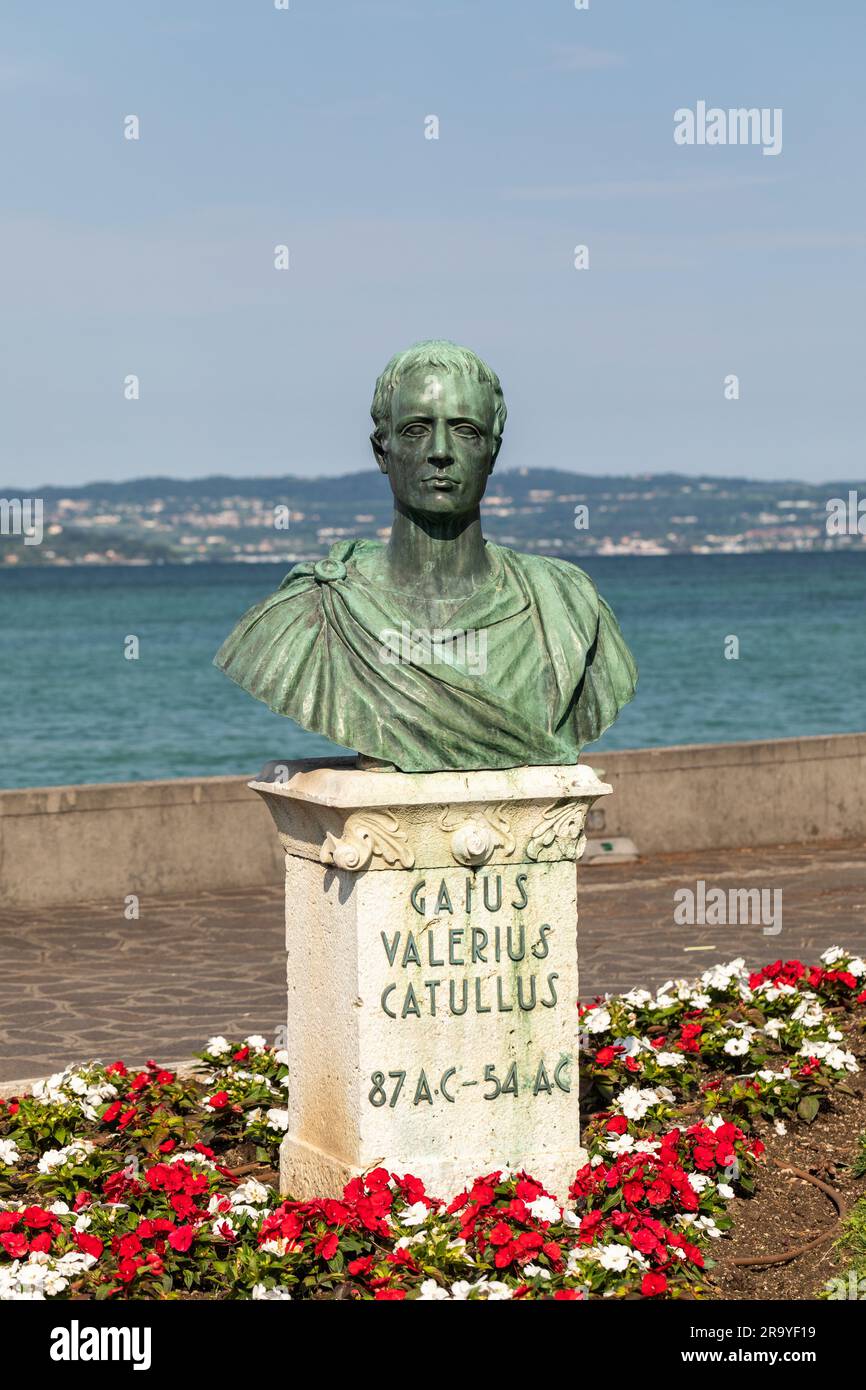 Piazza carducci sirmione hi-res stock photography and images - Alamy