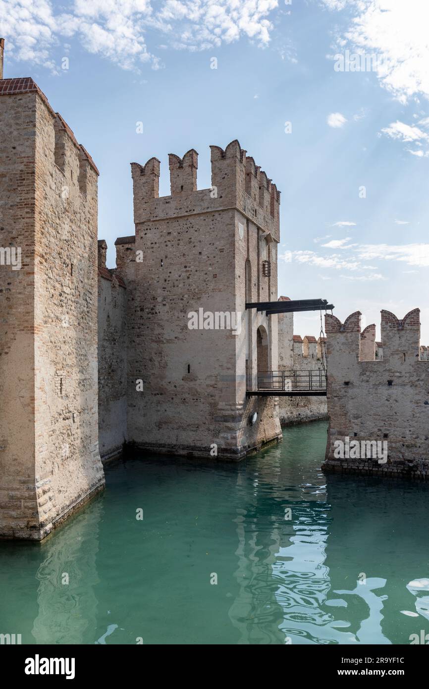 Castello scaligero a sirmione sul lago di garda hi-res stock ...