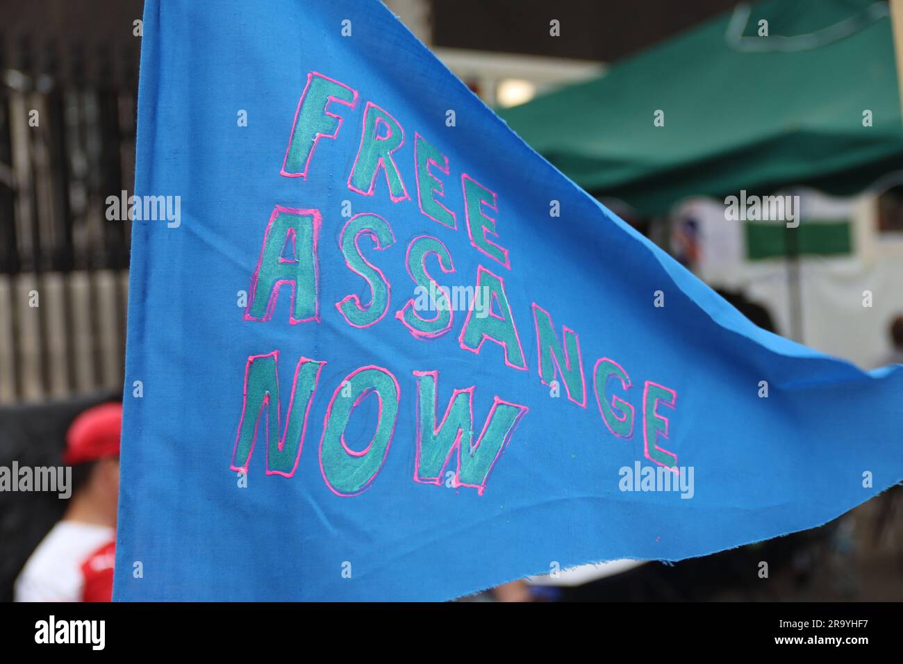 Free julian assange now hi-res stock photography and images - Alamy