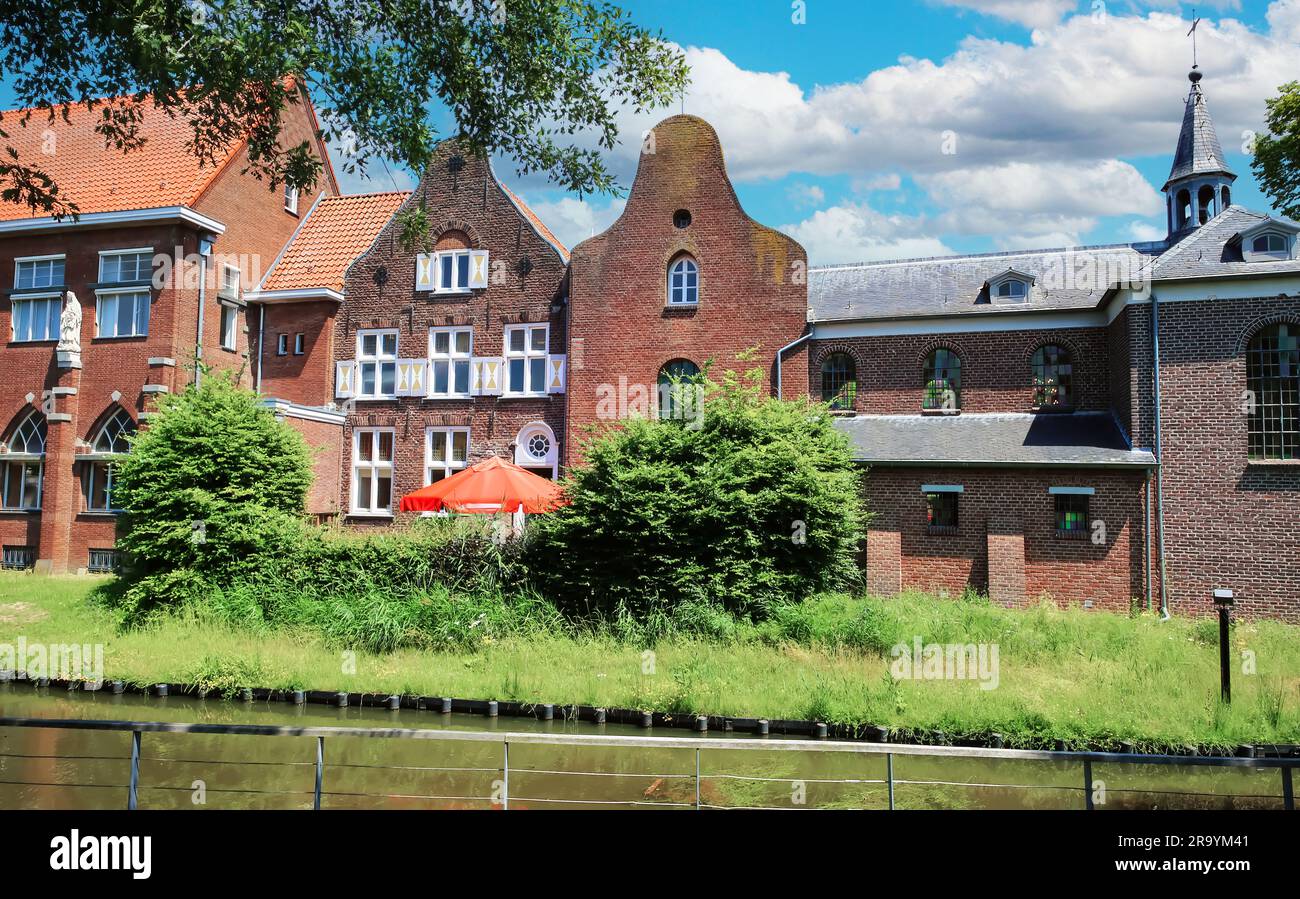 Beautiful red dutch brickhouses and medieval castle, water moat ...