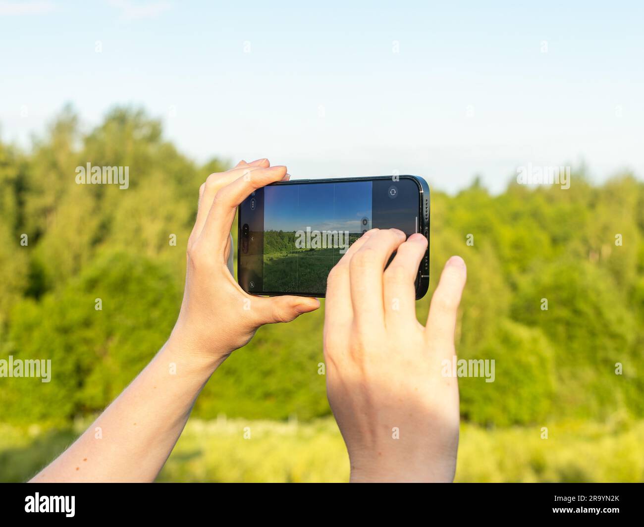 Take photo with phone hi-res stock photography and images - Alamy