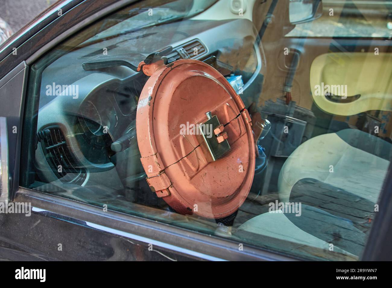 Alternative anti-theft lock. Driving steering wheel lock with a large ...