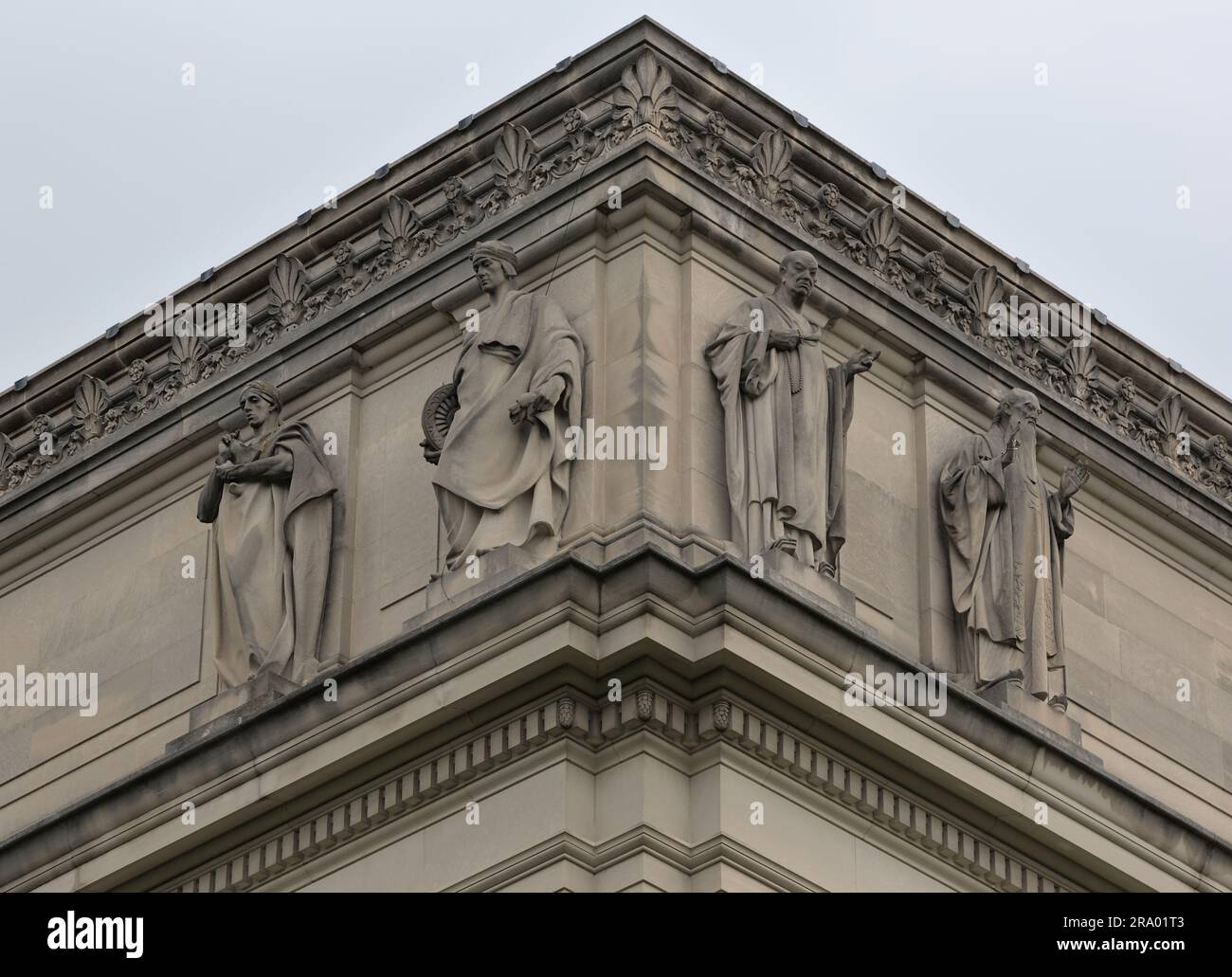 multiple figure statues at the brooklyn museum facade (eastern parkway ...