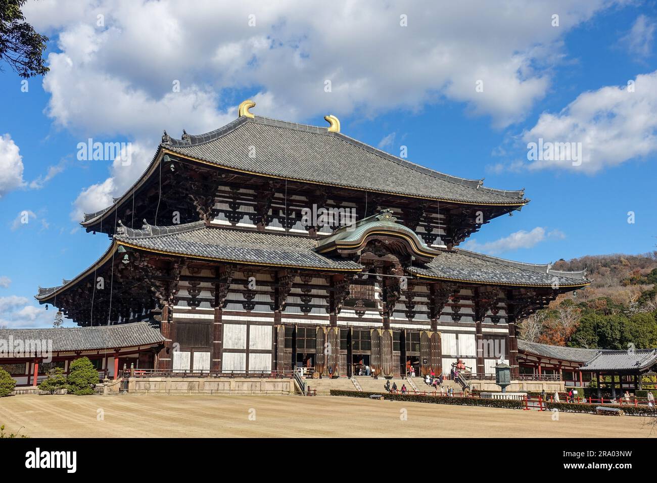 Visitors approaching the large Todai-ji temple, Nara, Japan, once the ...