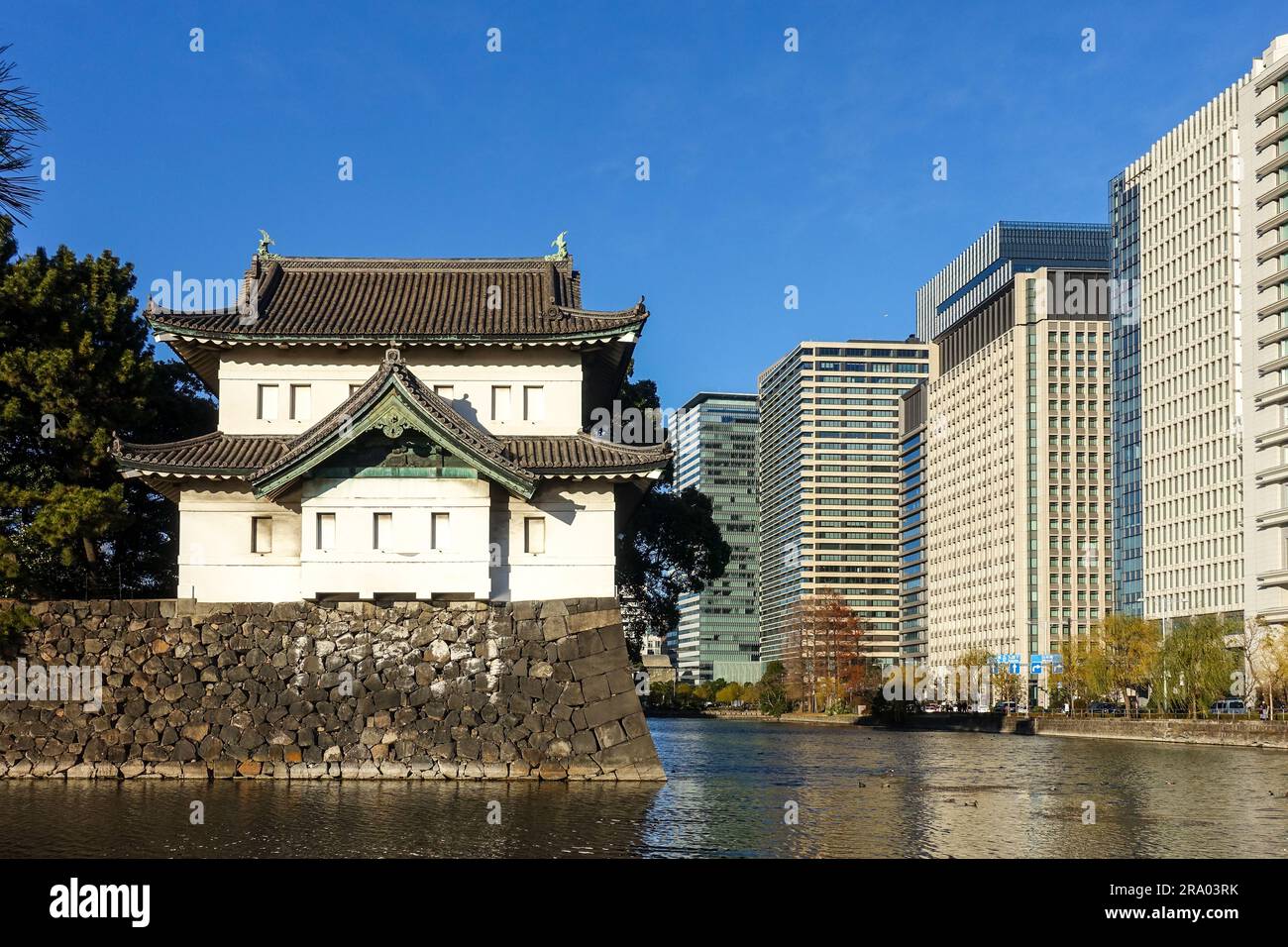 Imperial palace tokyo skyscrapers hi-res stock photography and images ...