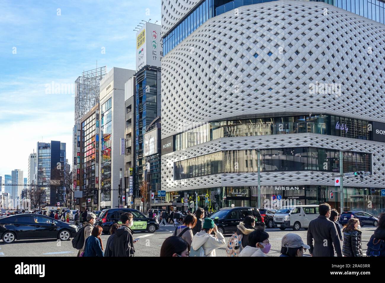 Japanese people crossing a street in the Ginza district, Tokyo Stock ...