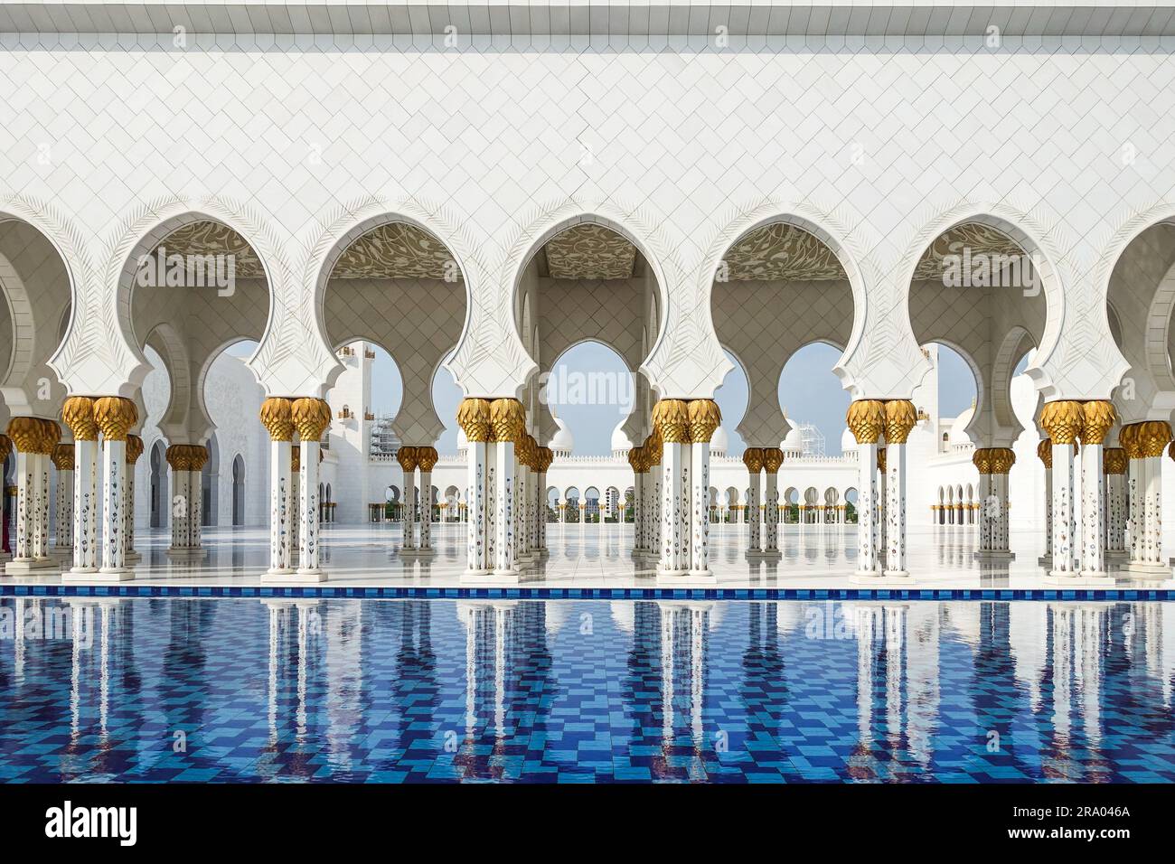 Sheikh zayed grand mosque arch arches hi-res stock photography and ...