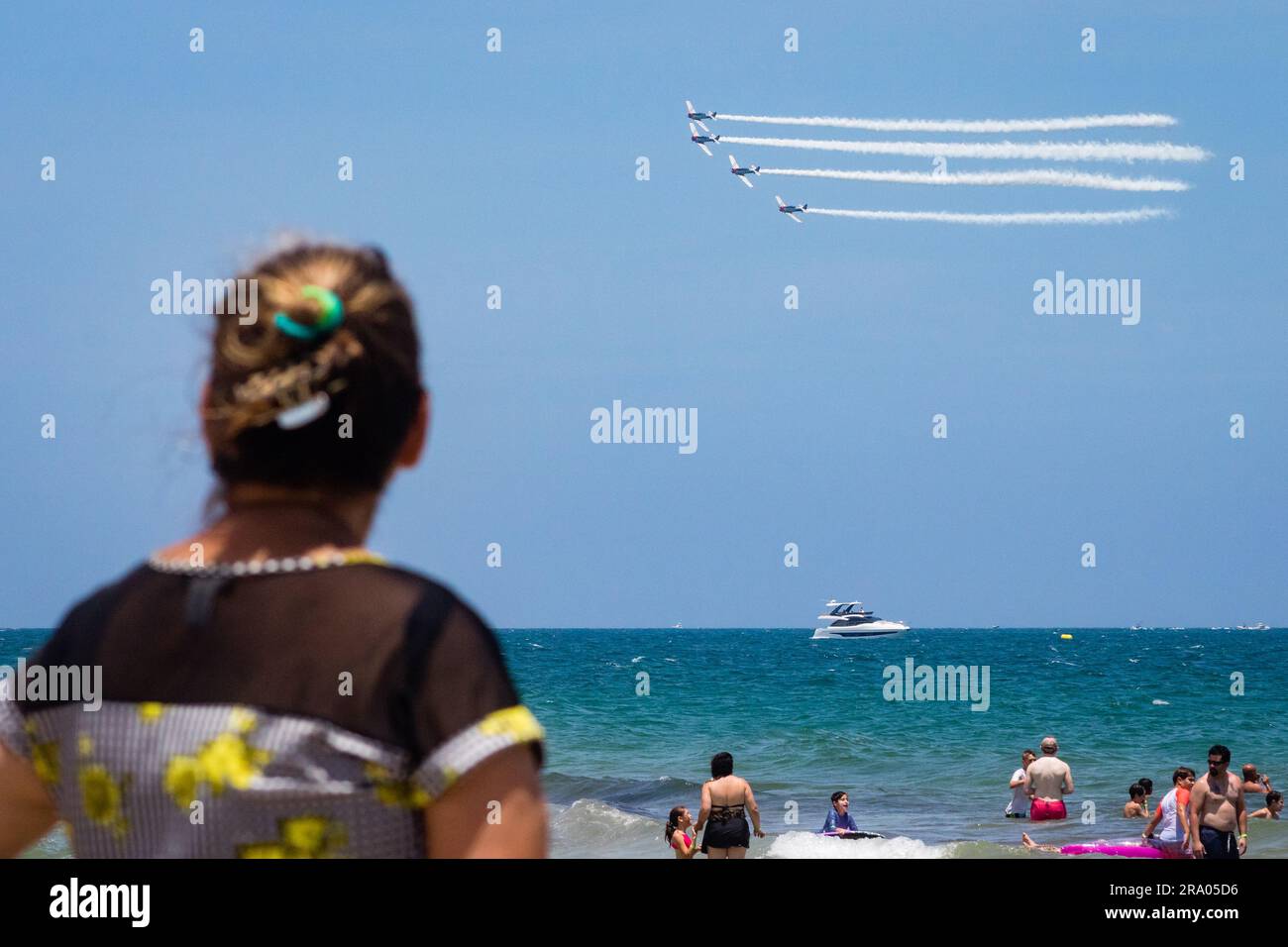 The incredible airplanes flying overhead Stock Photo - Alamy