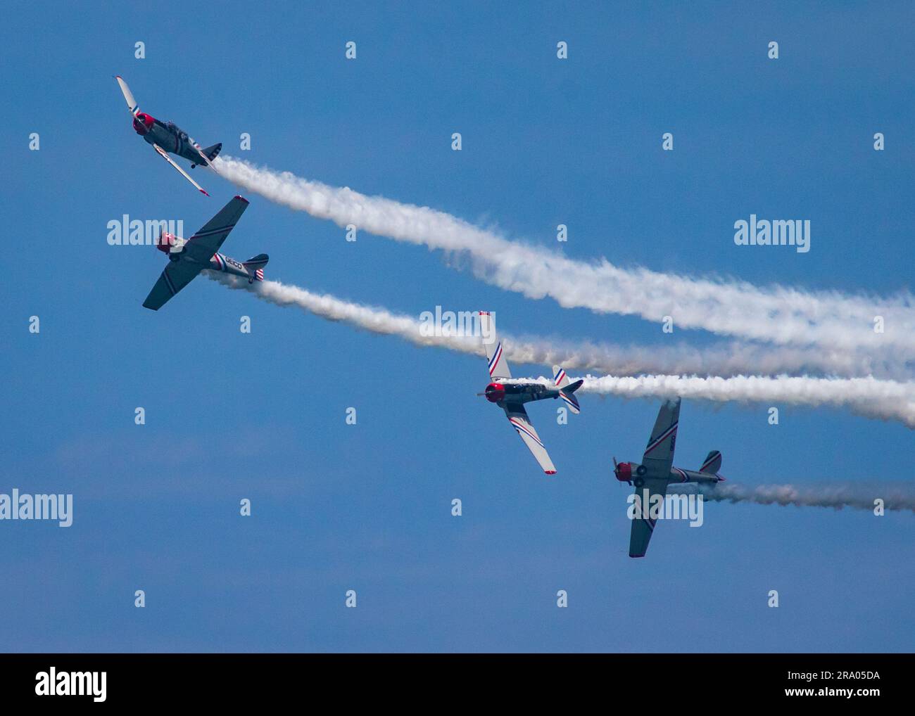 Airplanes overhead hi-res stock photography and images - Alamy