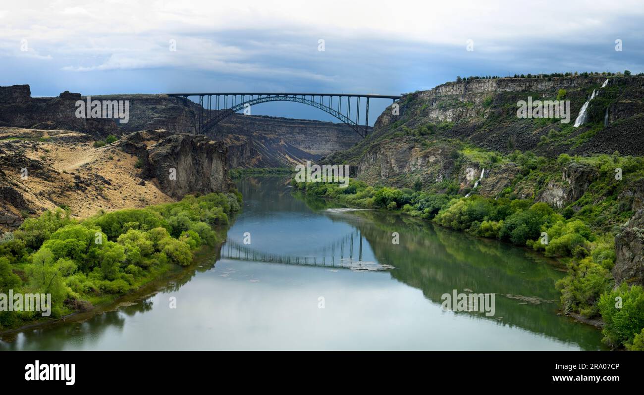 A panorama photo of the Snake River and Perrine Bridge located by Twin ...