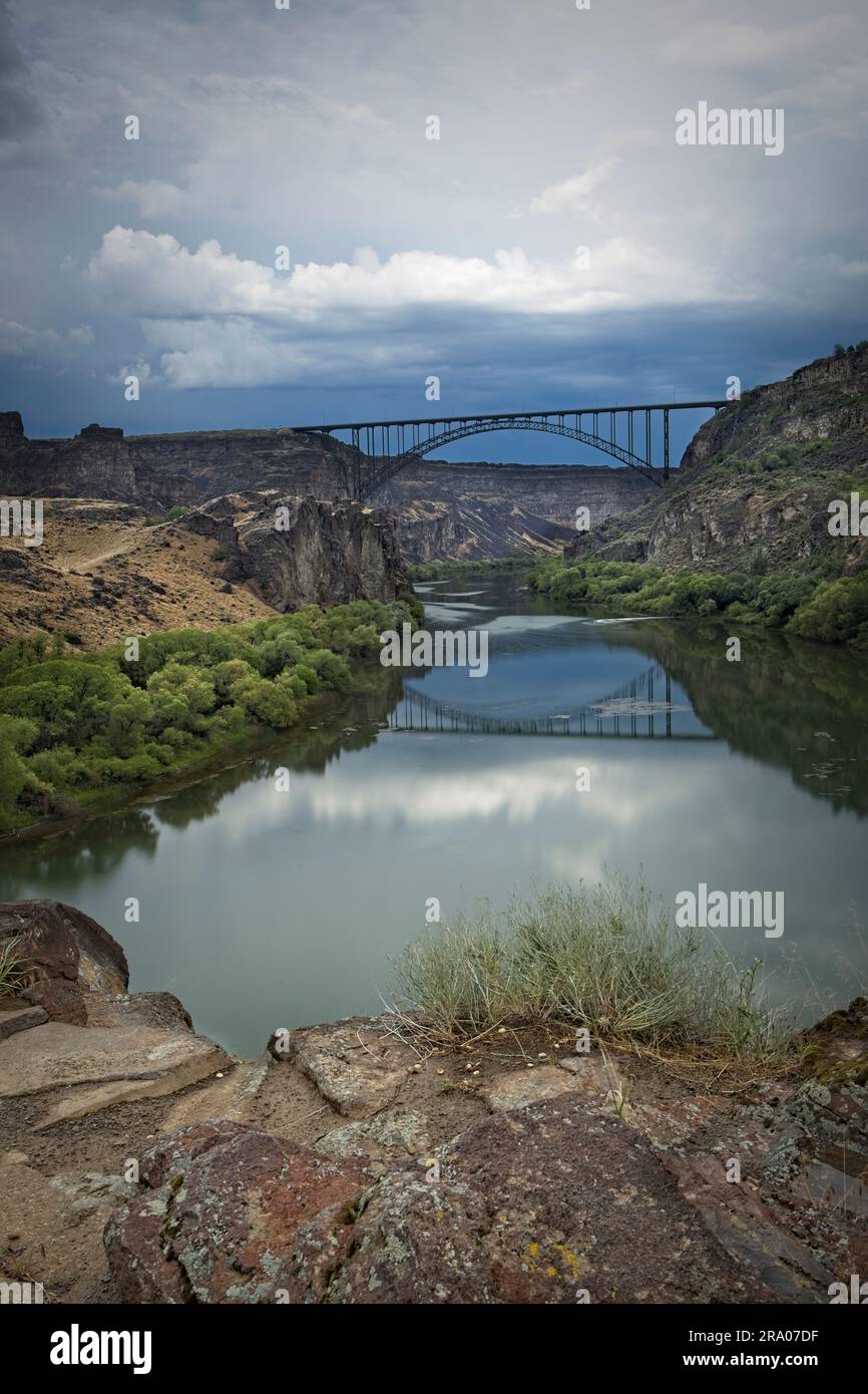 The Perrine Bridge spans over the calm Snake River in Twin Falls, Idaho ...