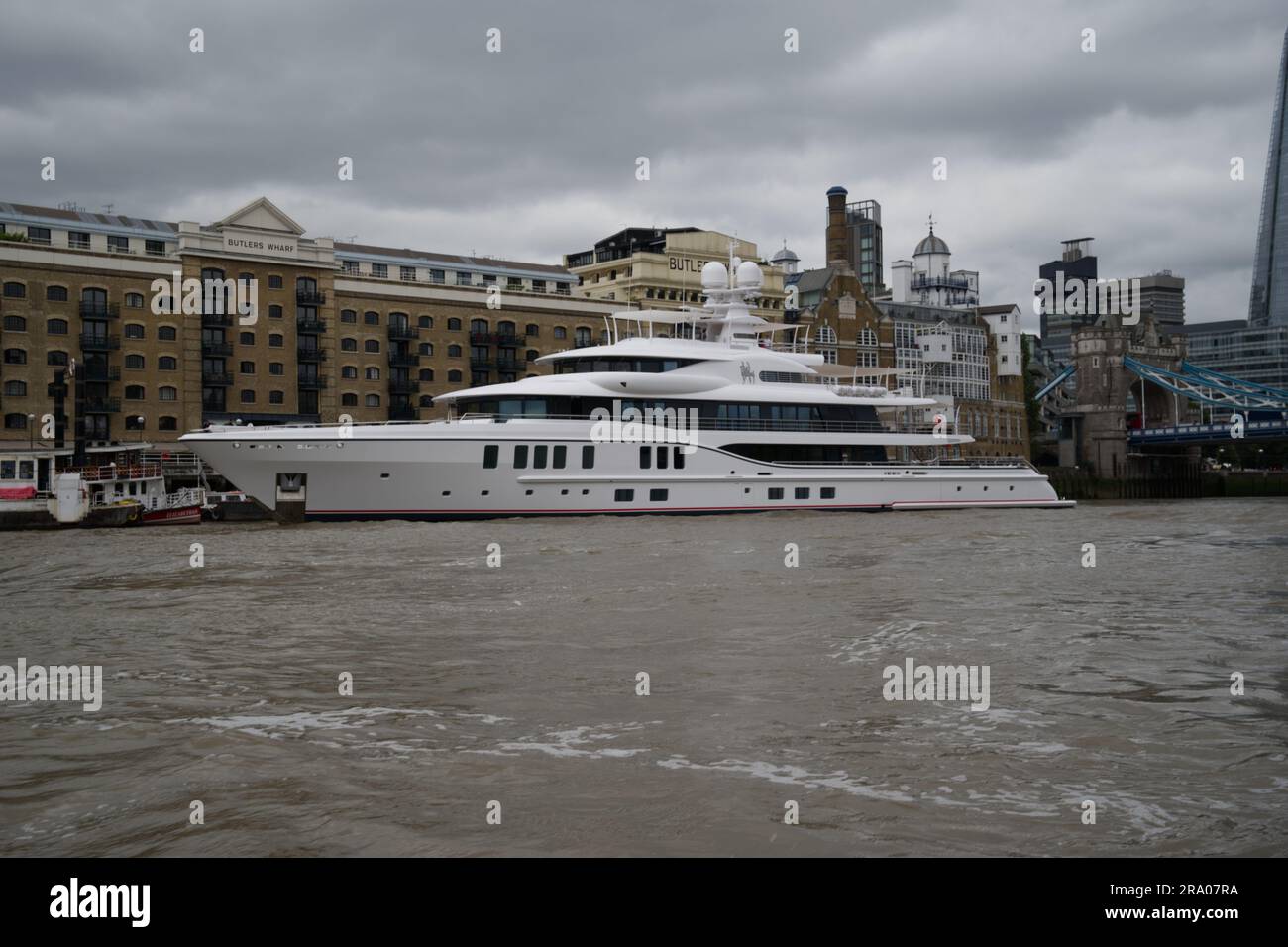 Luxury yacht on river thames hi-res stock photography and images - Alamy
