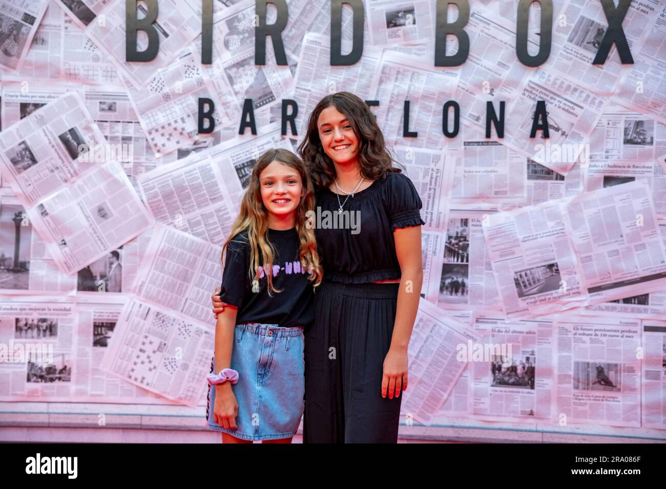 Actresses Naila Schuberth (l) and Alejandra Howard (r) pose at the ...