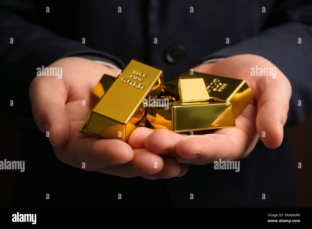 Man holding gold bullion hi-res stock photography and images - Alamy