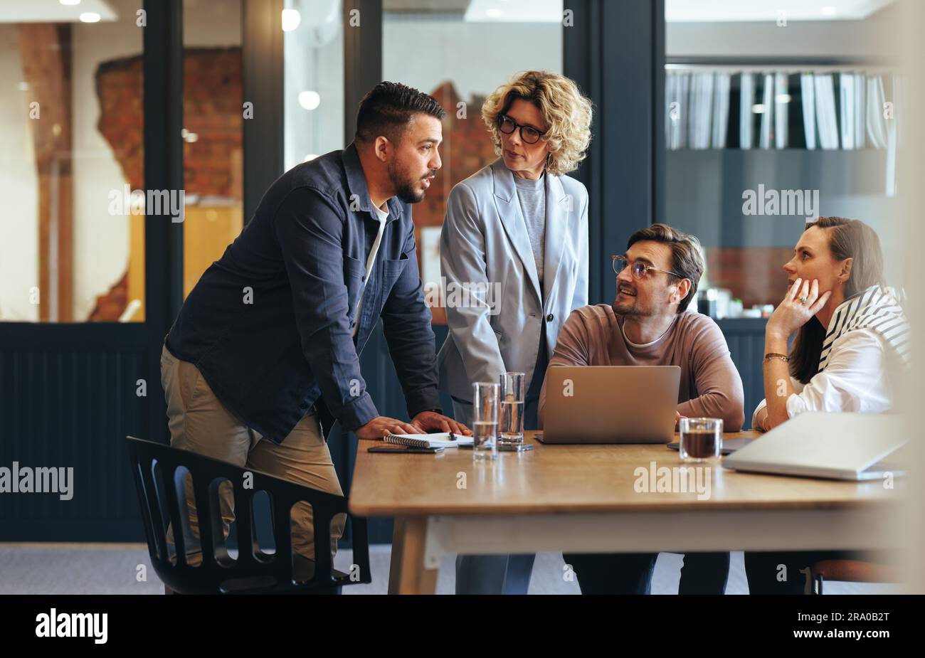 Office teamwork hi-res stock photography and images - Alamy