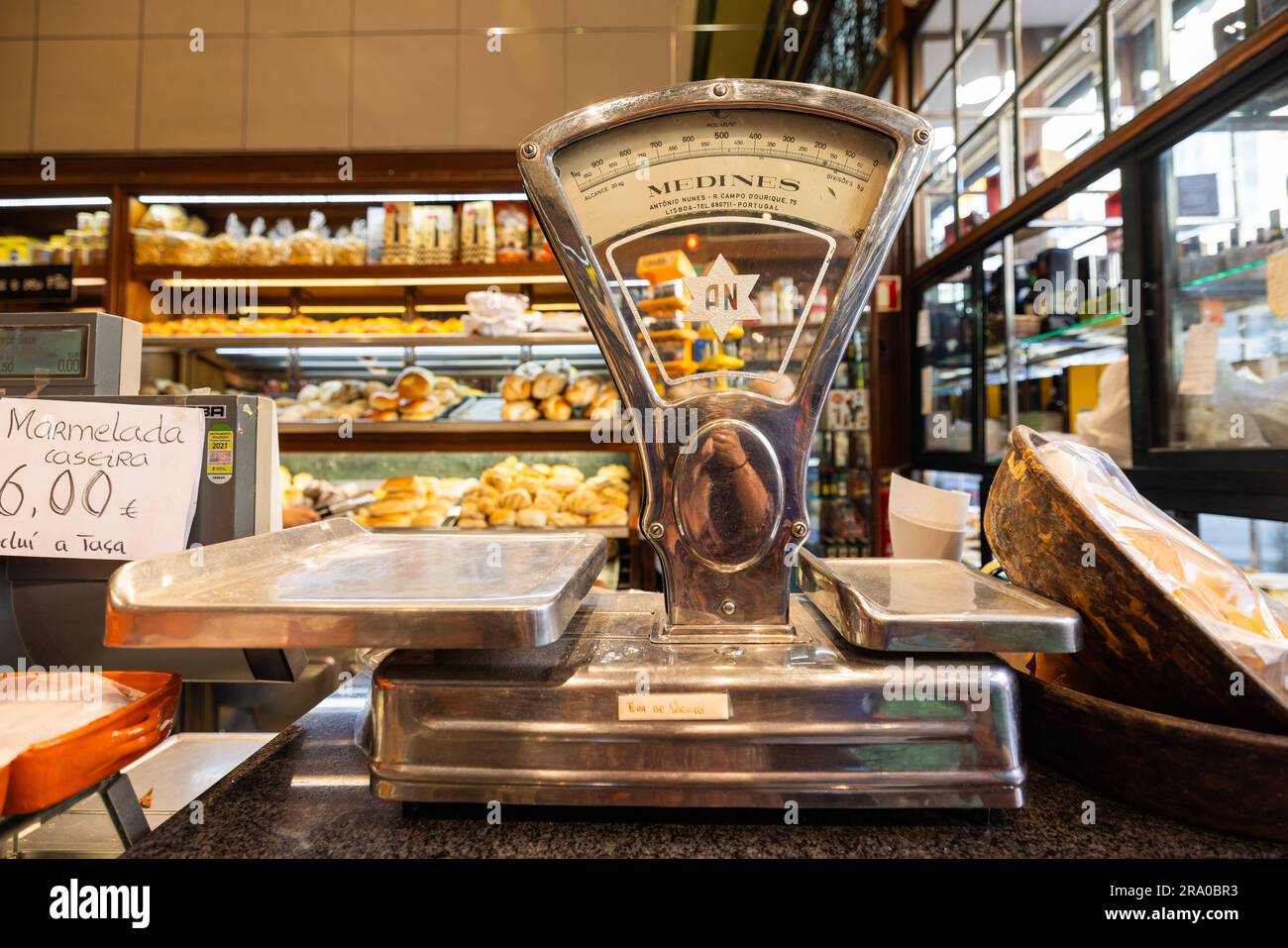 Shop scale hi-res stock photography and images - Alamy