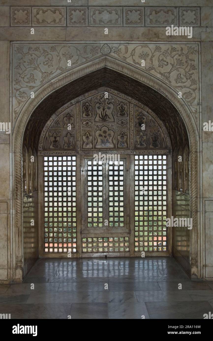 Sculpted marble windows, Red, Khas Mahal, marble chambers, Red Fort ...