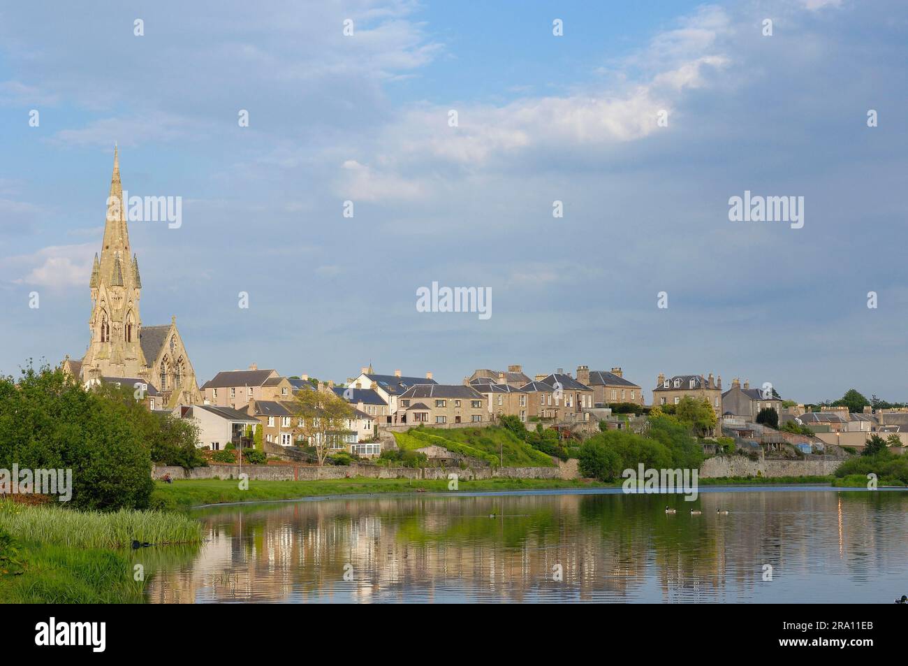 Kelso village tweed river scottish hi-res stock photography and images ...