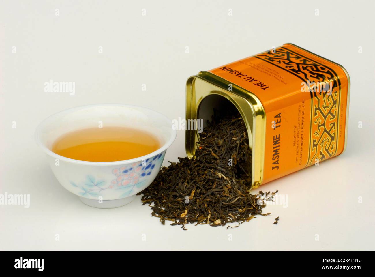 Jasmine tea bowl, tea tin (Jasminum polyanthum), jasmine tea Stock ...