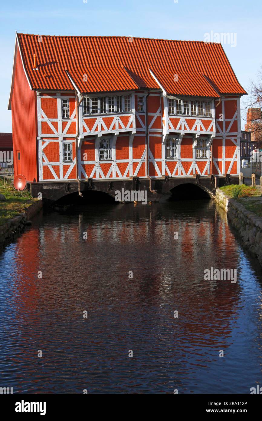Historic half-timbered house 'Gewoelbe', watercourse Runde Grube, old ...