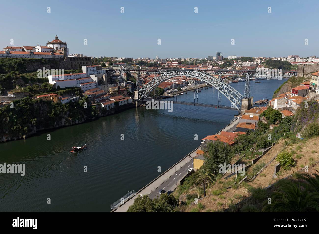 Ponte D. Luis I, half-timbered arch bridge over the river Douro, view ...