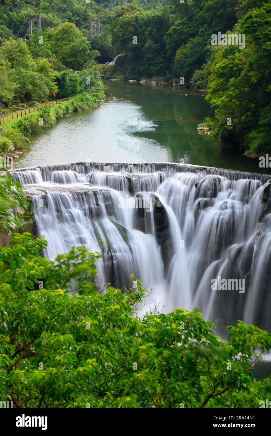 Belongs to anticline waterfalls, similar to Niagara Falls in North ...