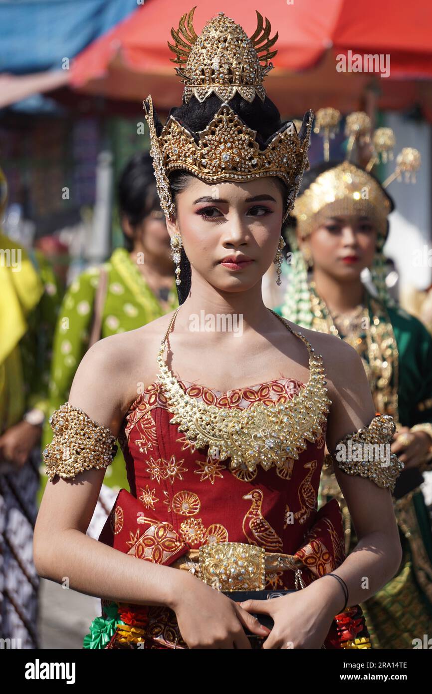 Beautiful young indonesian woman wearing traditional kebaya Stock Photo ...