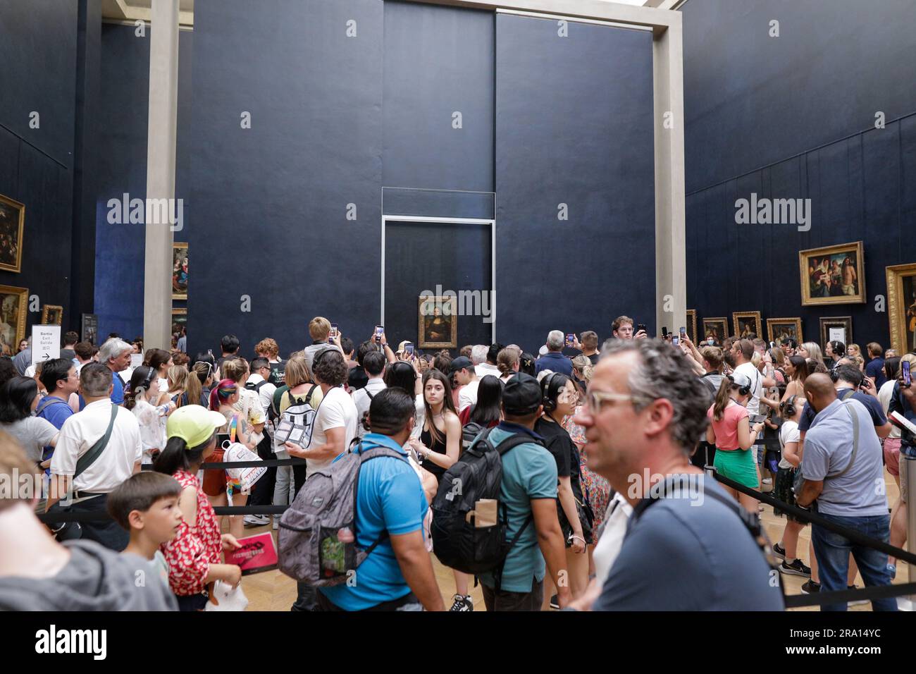 Mona lisa louvre museum crowd hi-res stock photography and images - Alamy