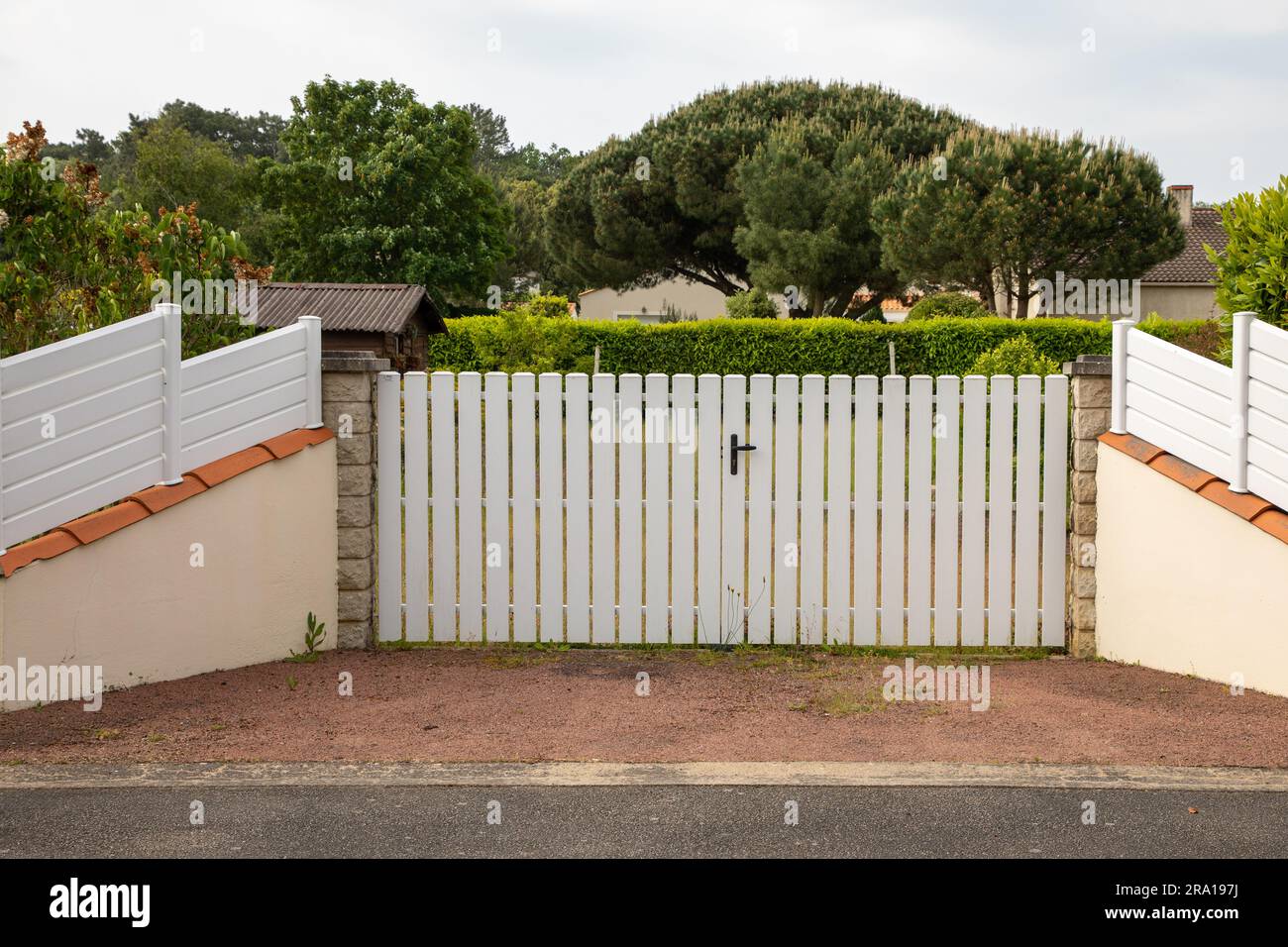 plank pvc plastic gate suburb white house portal with plastics slats ...