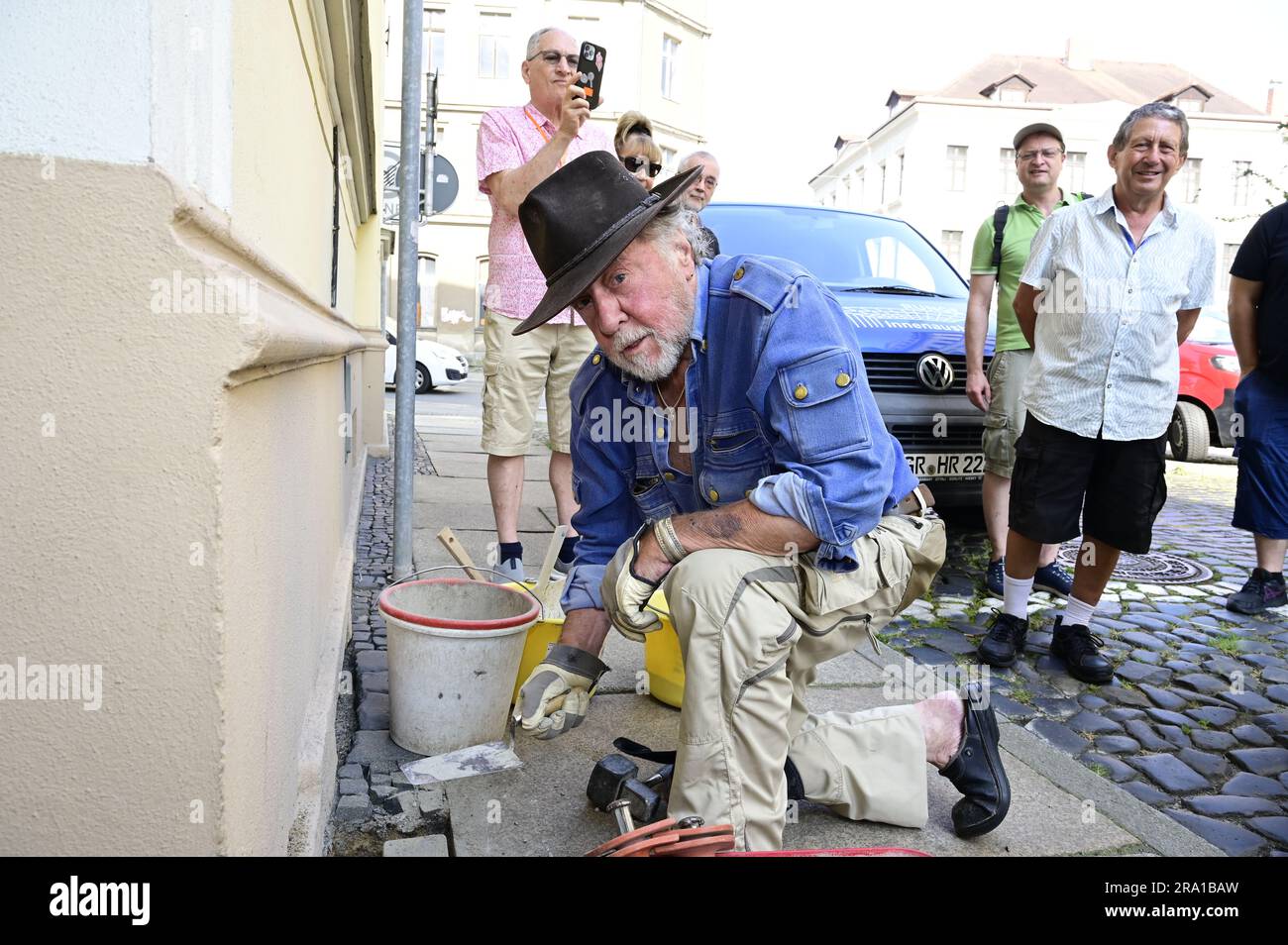 Der Künstler Gunter Demnig bei der Verlegung der Stolpersteine für ...