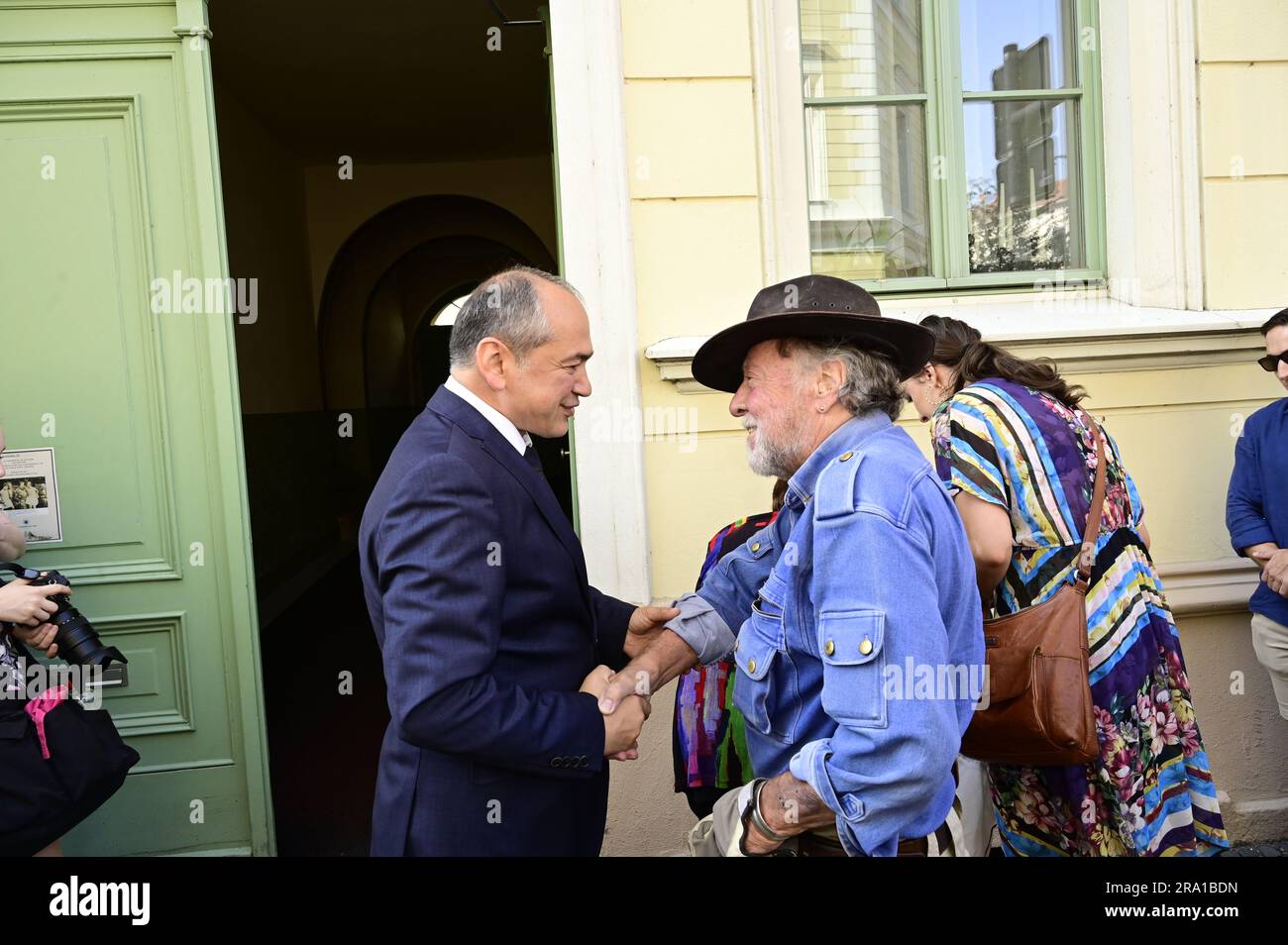 Der Künstler Gunter Demnig bei der Verlegung der Stolpersteine für ...