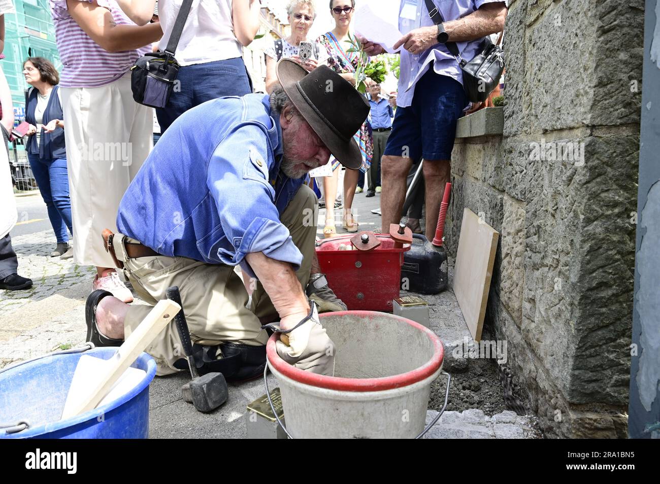 Der Künstler Gunter Demnig bei der Verlegung der Stolpersteine für ...