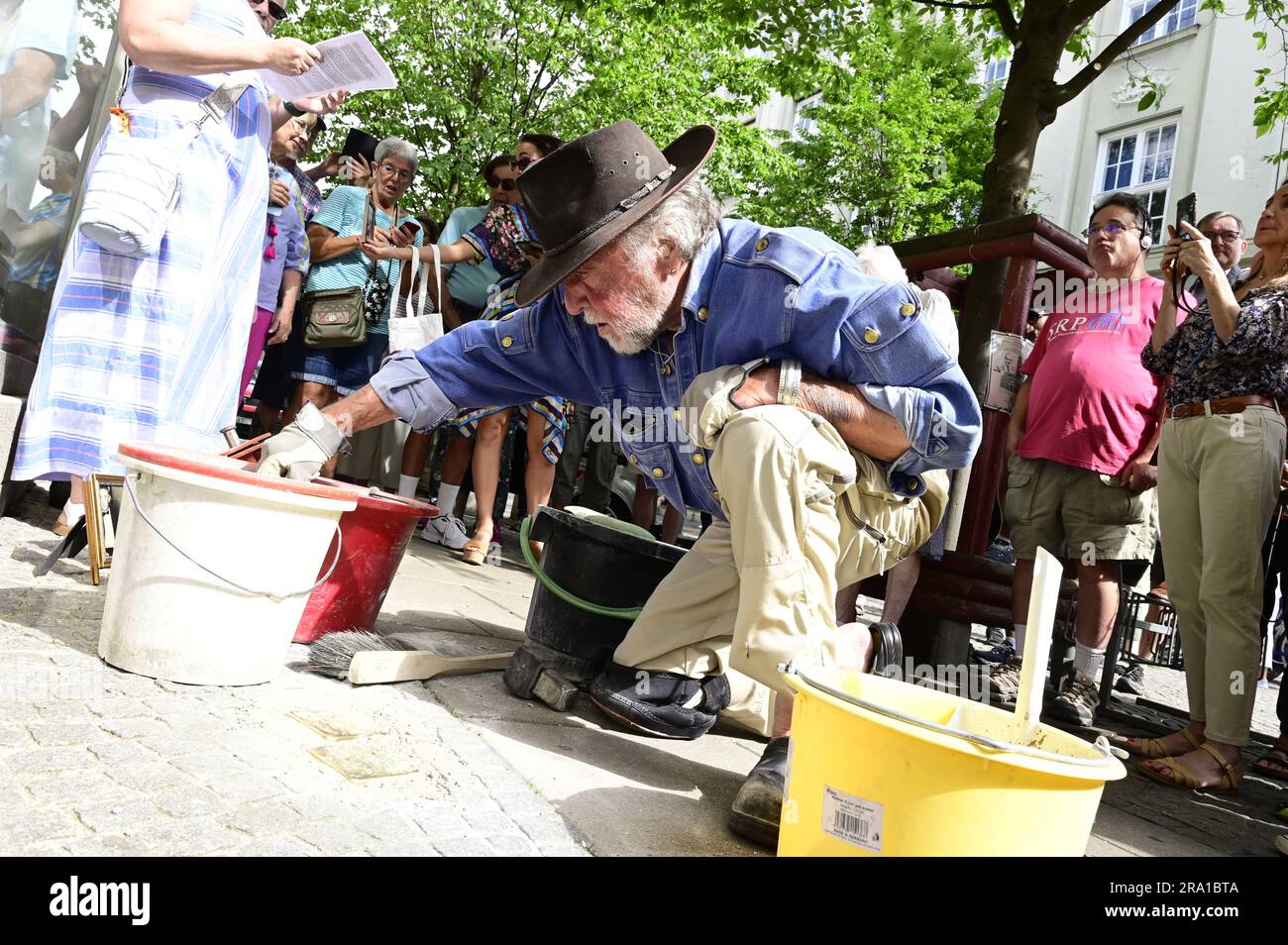 Der Künstler Gunter Demnig bei der Verlegung der Stolpersteine für ...