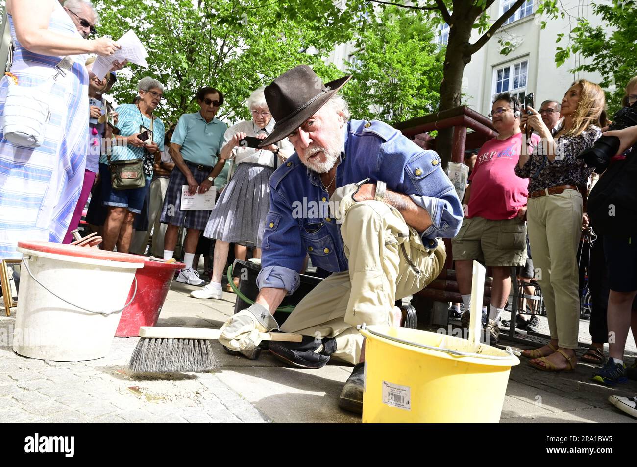 Der Künstler Gunter Demnig bei der Verlegung der Stolpersteine für ...