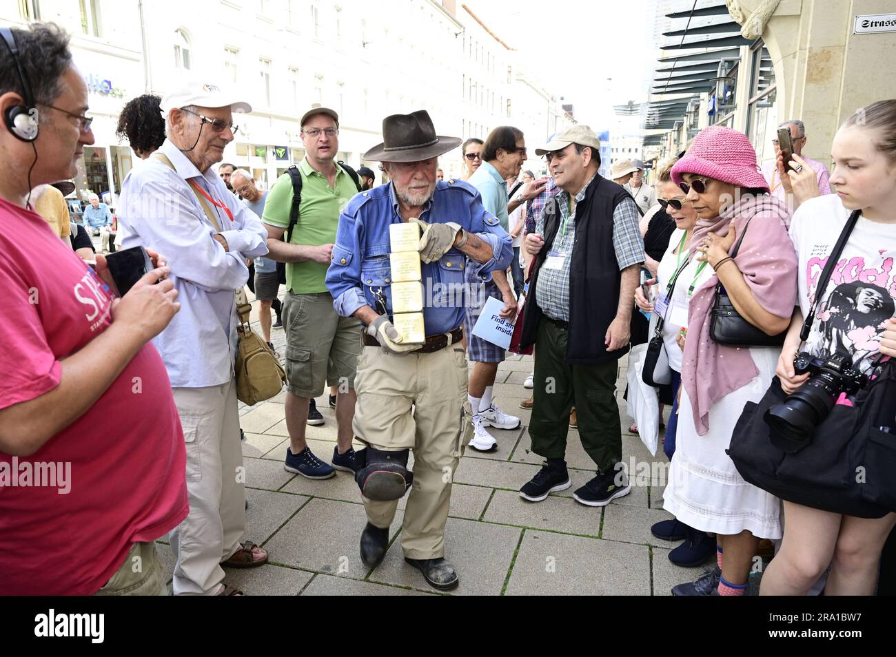 Der Künstler Gunter Demnig bei der Verlegung der Stolpersteine für ...