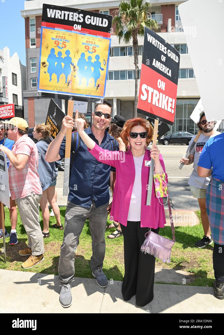 Still working 9 to 5 hi-res stock photography and images - Alamy