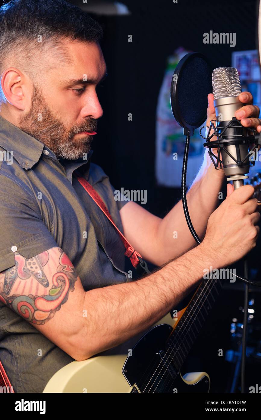 Listen before you sing hi-res stock photography and images - Alamy