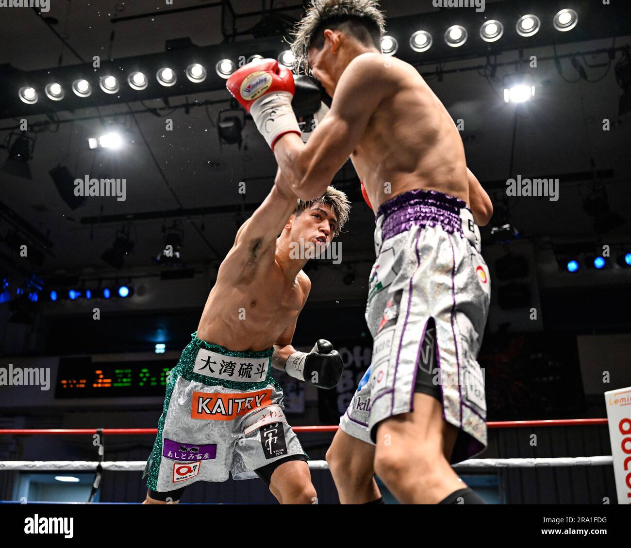 Tokyo, Japan. 29th June, 2023. Toshiki Shimomachi (red gloves) and ...