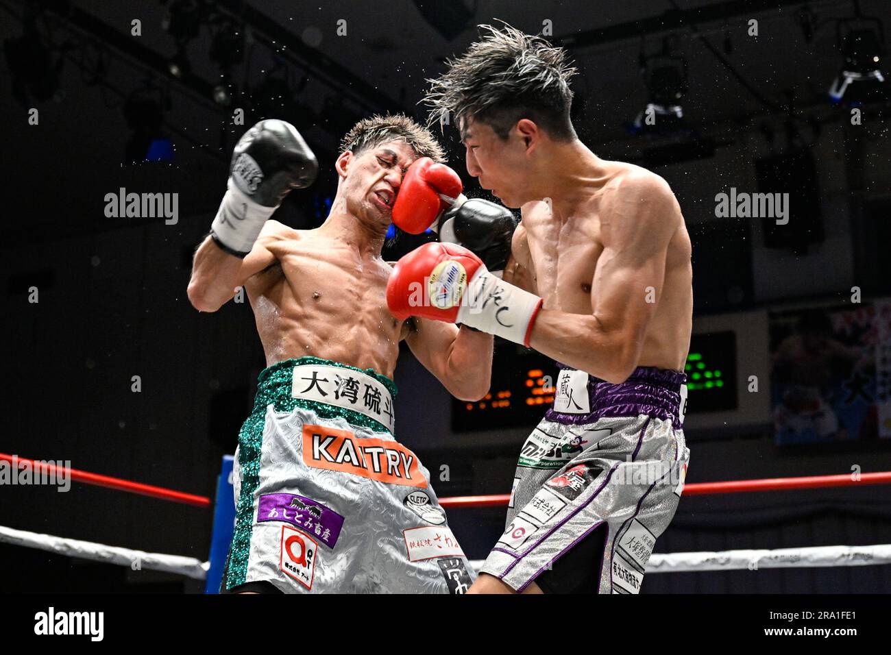 Tokyo, Japan. 29th June, 2023. Toshiki Shimomachi (red gloves) and ...