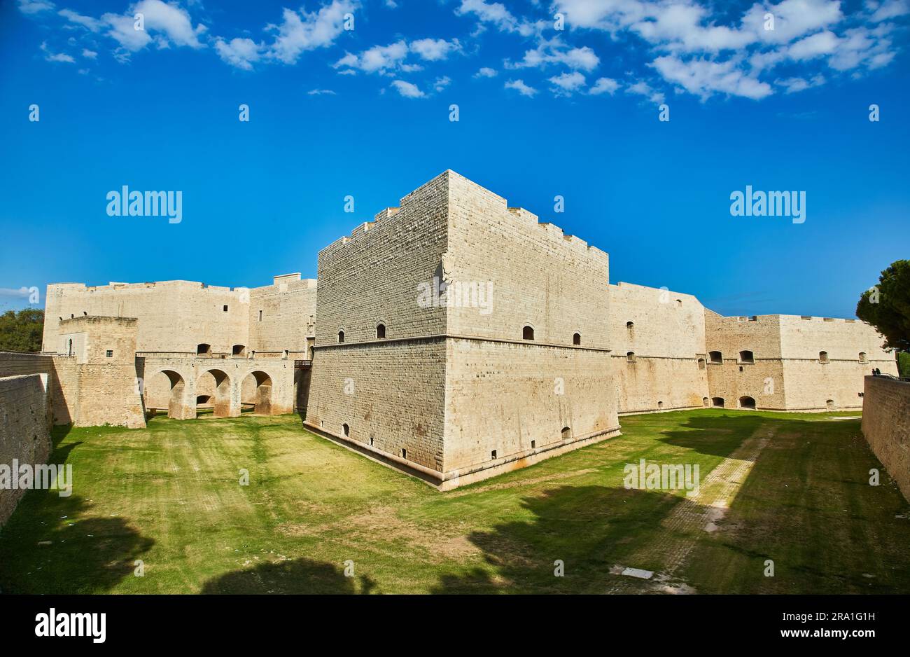 The beautiful Romanesque Cathedral Basilica of San Nicola Pellegrino ...