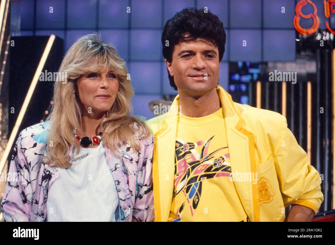 Lena Valaitis, deutsche Schlagersängerin, mit Kollege Costa Cordalis in der ZDF Hitparade ...