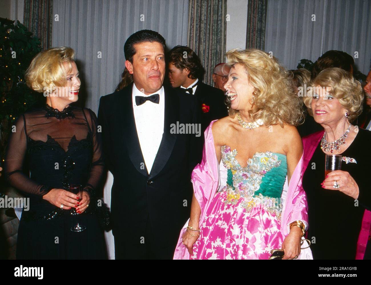 Ute Ohoven, deutsche Charity-Organisatorin (2. v. r.), mit Marijke ...