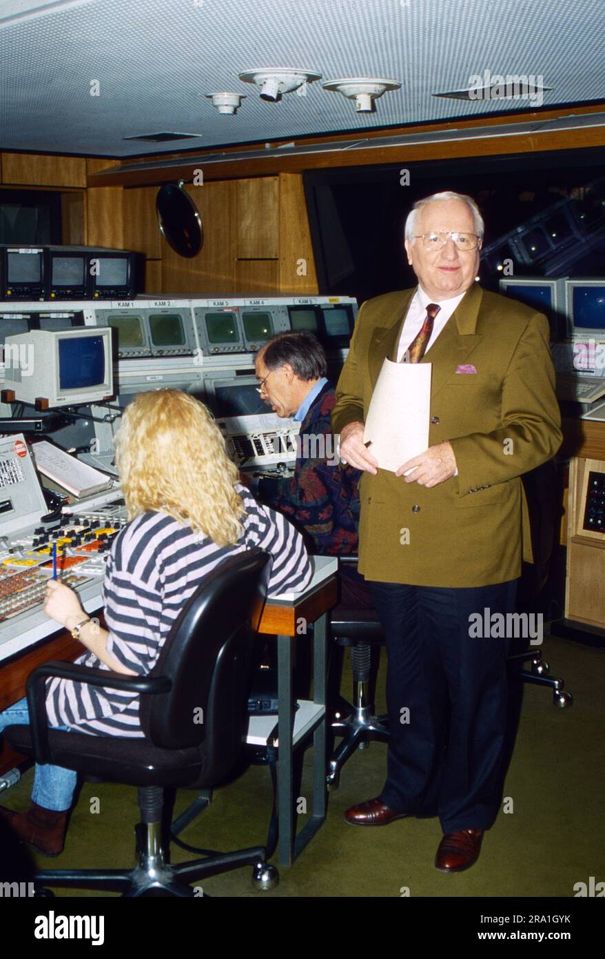 Werner Veigel, deutscher Nachrichtensprecher und Radiomoderator, in der Redaktion der Tagesschau ...