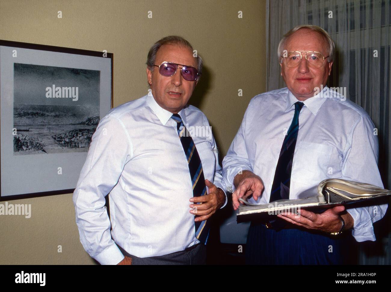 Werner Veigel, deutscher Nachrichtensprecher und Radiomoderator (rechts ...