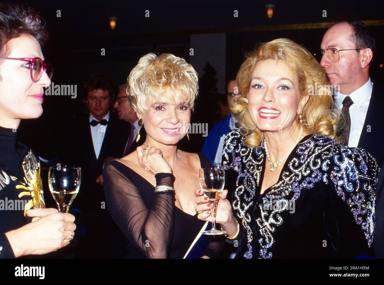 Ingrid Steeger, deutsche Schauspielerin (Mitte) mit Hannelore Kramm ...