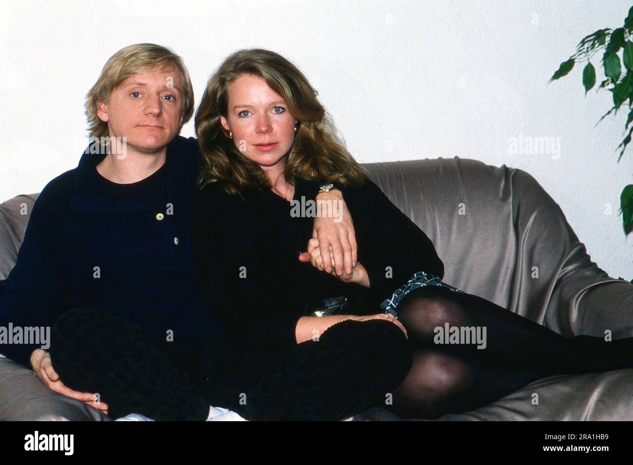 Marion Kracht, deutsche Schauspielerin und Sprecherin, auf der Couch ...