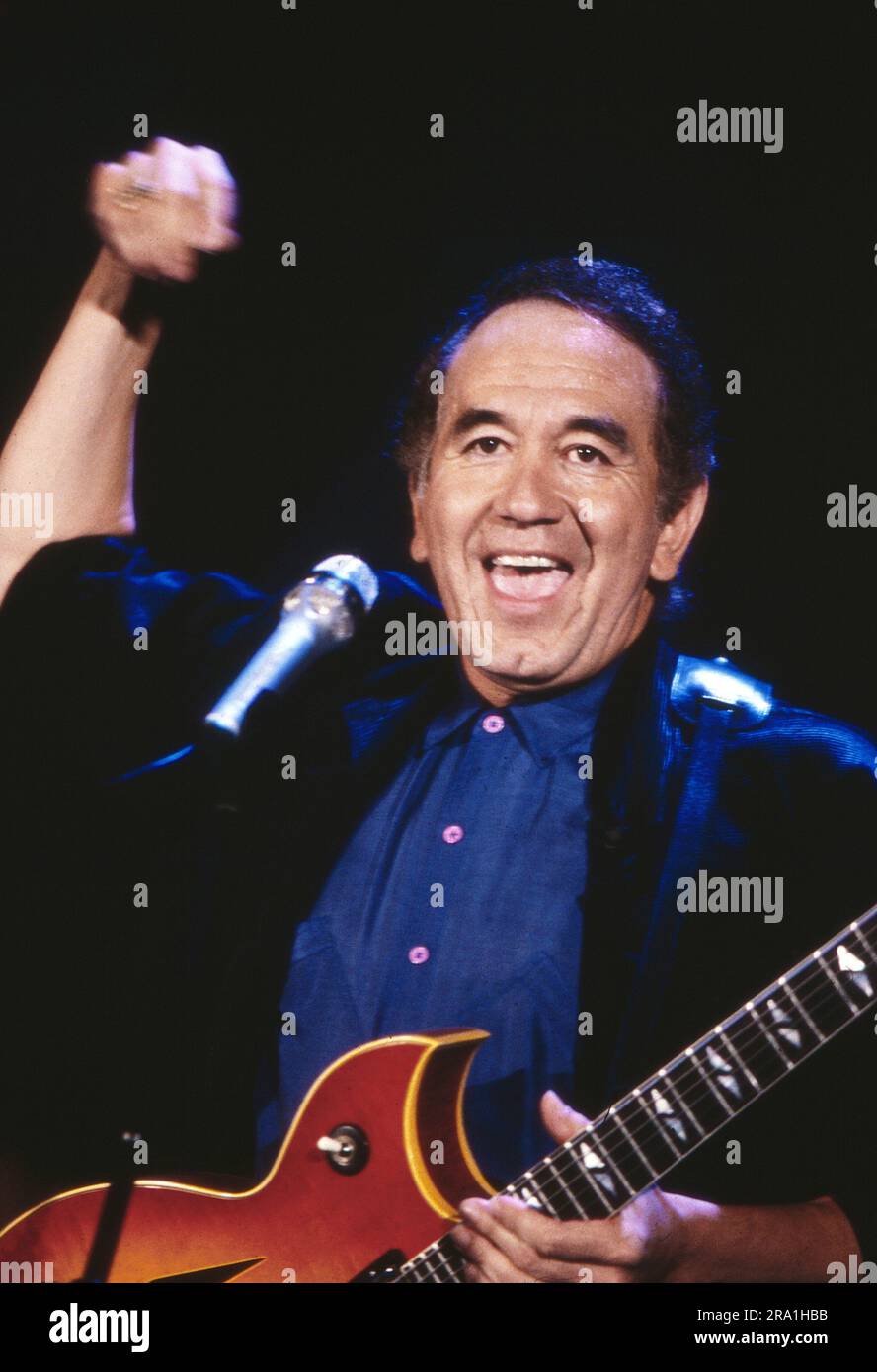 Trini Lopez, amerikanischer Popsänger, bei einem Auftritt im Fernsehen ...
