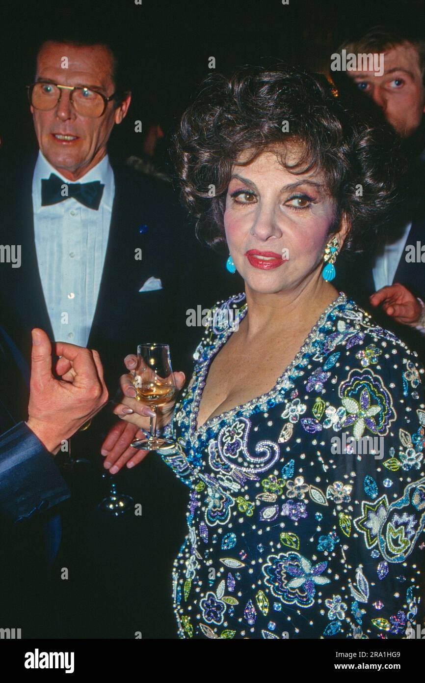 Gina Lollobrigida, italienische Schauspielerin, mit Kollege Roger Moore ...