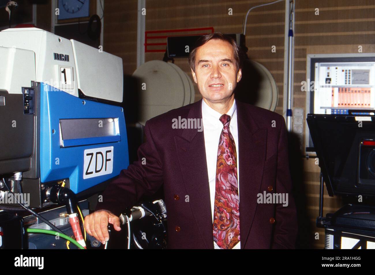 Wolf von Lojewski, deutscher Fernsehjournalist, im ZDF Fernsehstudio ...