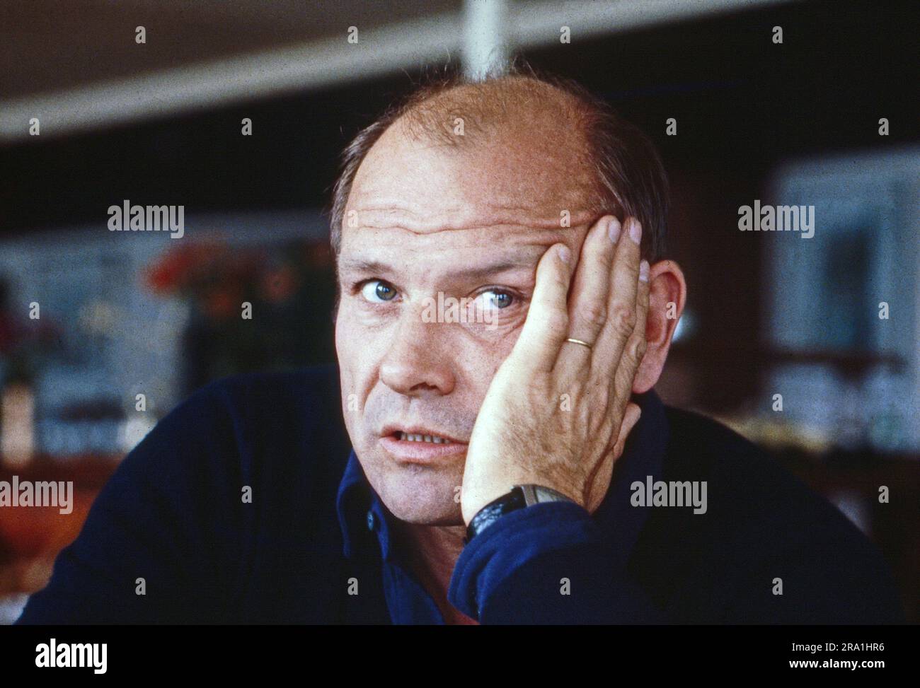 Klaus Löwitsch, österreichisch deutscher Schauspieler, bei einer Pause ...